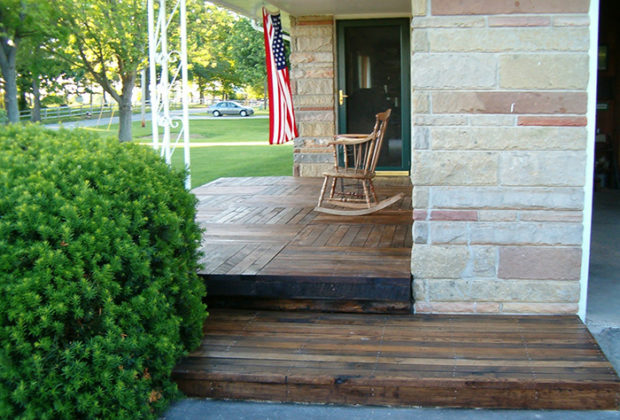 Ingenious Upcycling: Wood Pallets Become a Gorgeous Front Porch - Off ...