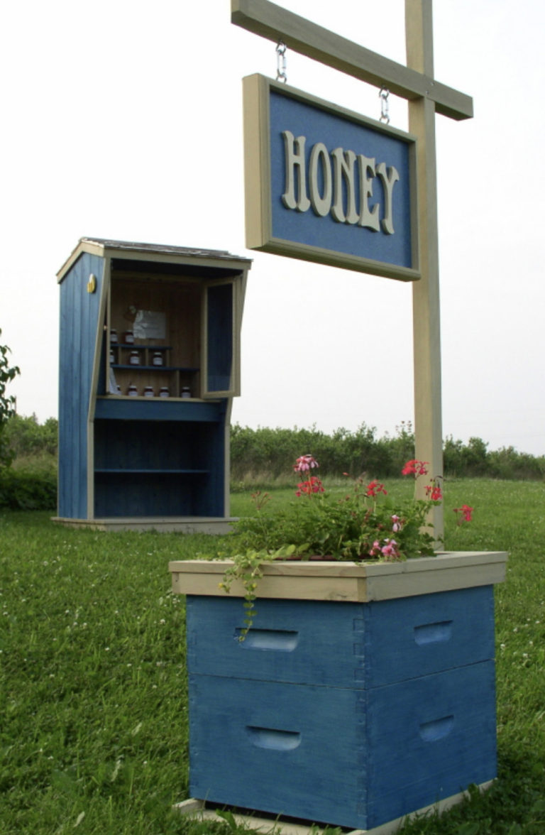 Honey 'Sells Itself' at DIY Roadside Honey Stands - Off Grid World