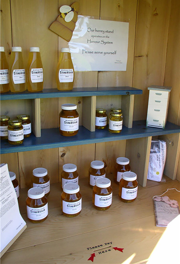 Honey 'Sells Itself' at DIY Roadside Honey Stands - Off Grid World