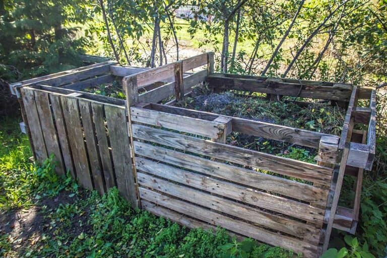 21 Pallet Fence Ideas And How To Build One - Off Grid World